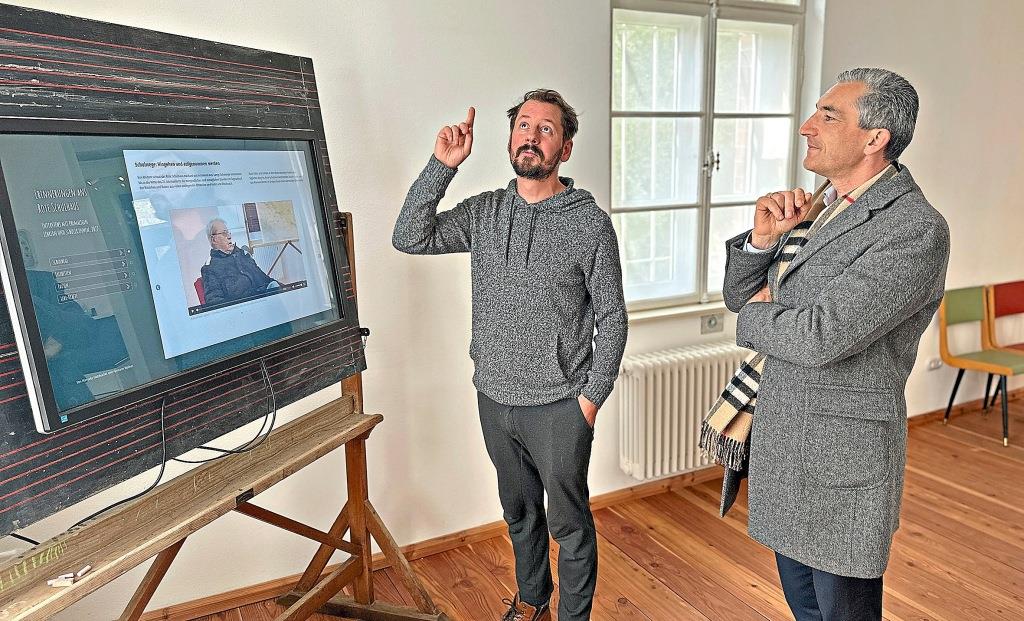 Dr. Ronny Raith besichtigt Rotes Schulhaus