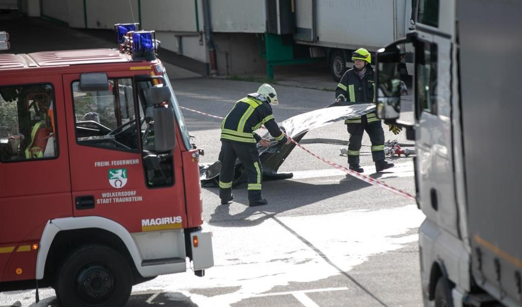 Großeinsatz wegen Leck in Thioglycol-Behälter bei Spedition im ...