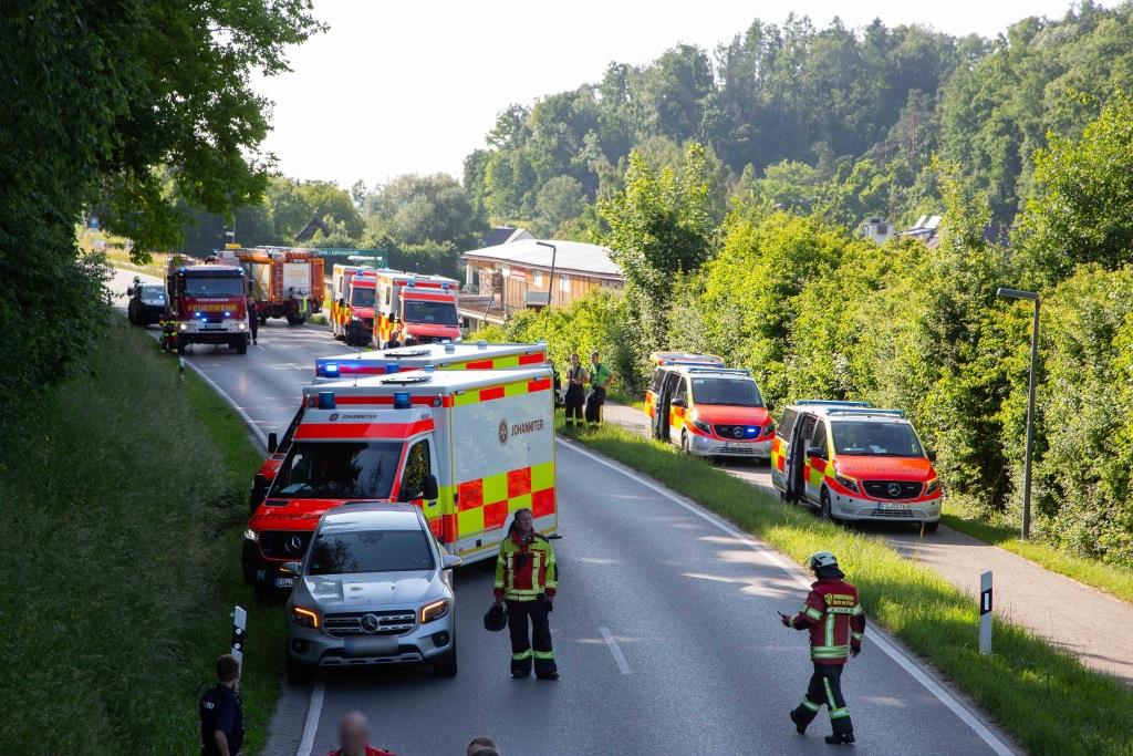 Hubschrauber im Einsatz: Frau lebensgefährlich verletzt bei Unfall nahe Buch am Erlbach
