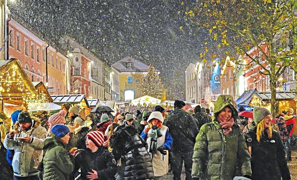 Frau Holle ließ zum Nikolausmarkt die Flocken tanzen