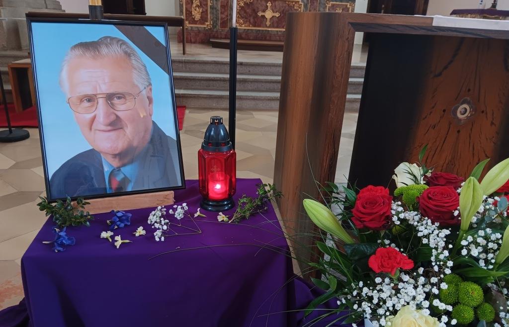 Mooser Ehrenbürger und Unternehmer Karl Groß zu Grabe getragen