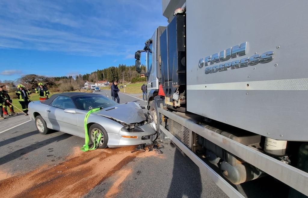B85 im Landkreis Regen war nach Unfall mit Müllauto komplett gesperrt