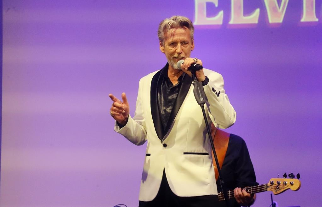 Mike Bender bringt den Geist von Elvis nach Pilsting