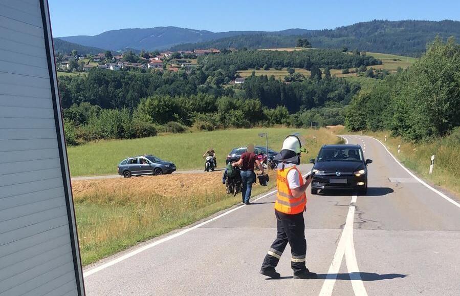 Beim Einbiegen übersehen: Motorradfahrerin von Auto angefahren