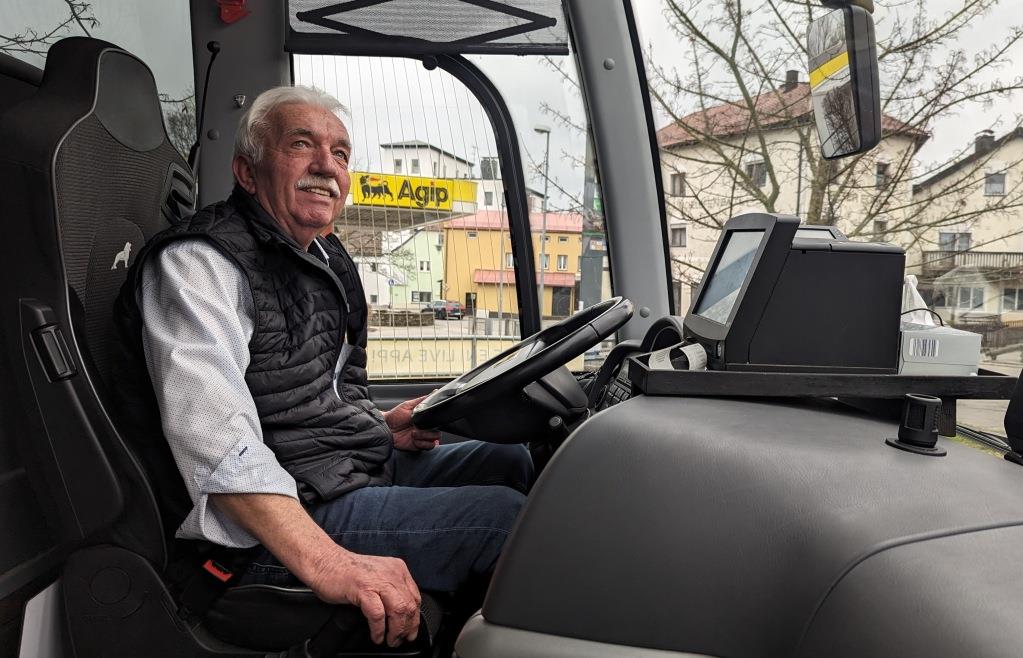 Rentner wie Fritz Öchsler (68) sorgen dafür, dass Busse im Bayerwald ...