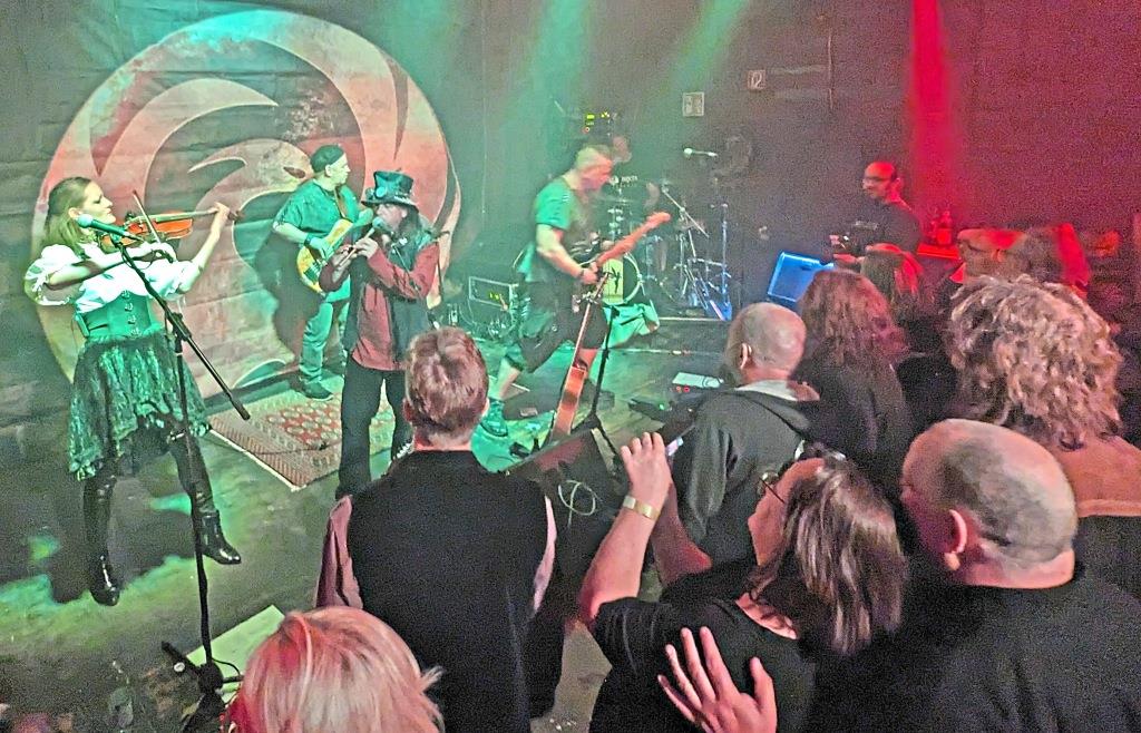 „Von fetzig bis balladesk“ – Bands „Irxn“ und „Corvidae“ mit von der Partie