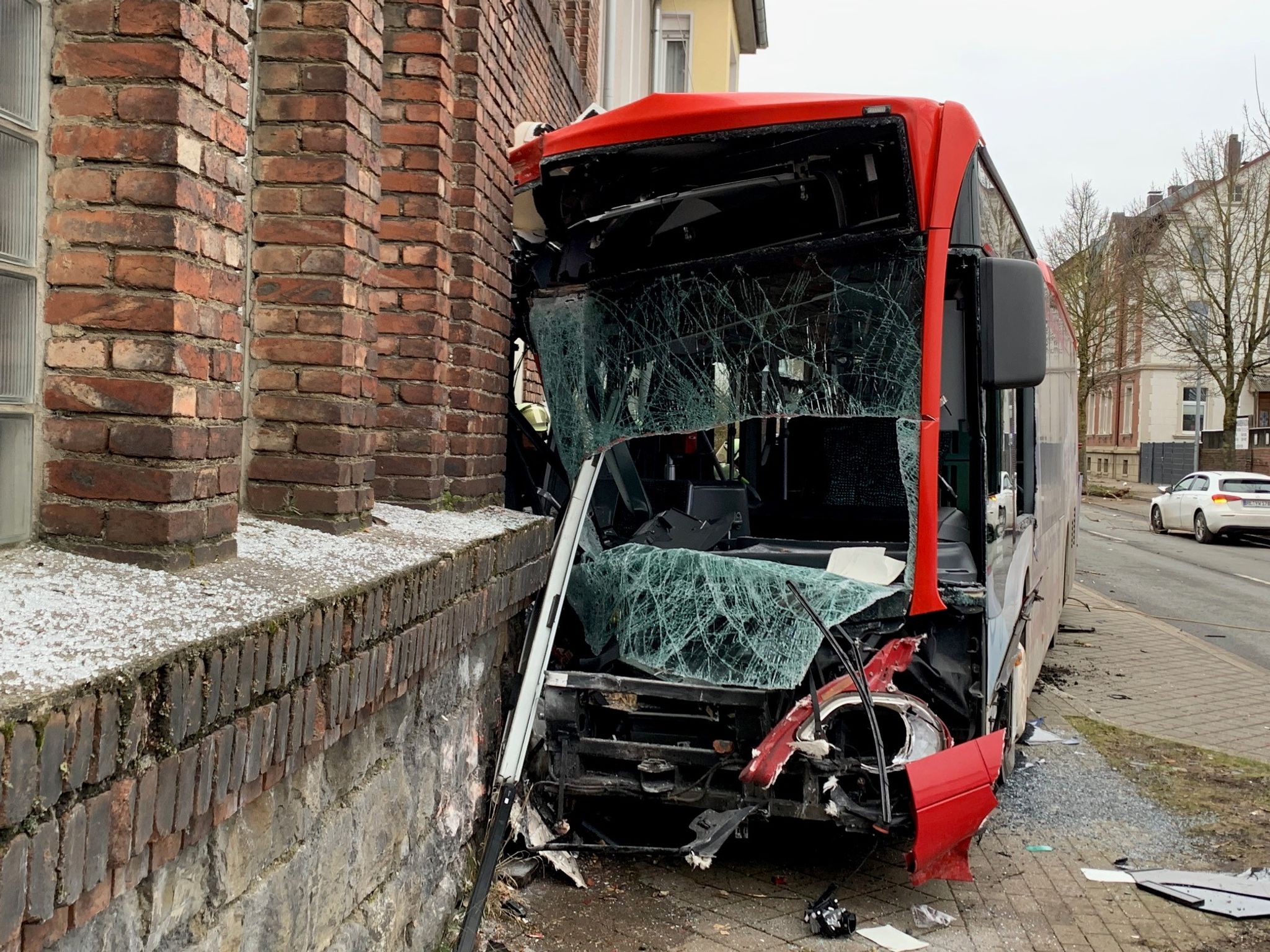 Unfall mit Bus und fünf Pkw - mehrere Schwerverletzte