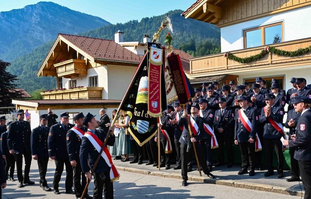 Hoch die Fahnen: Festzug der Feuerwehr Weißbach zum 125. Jubiläum