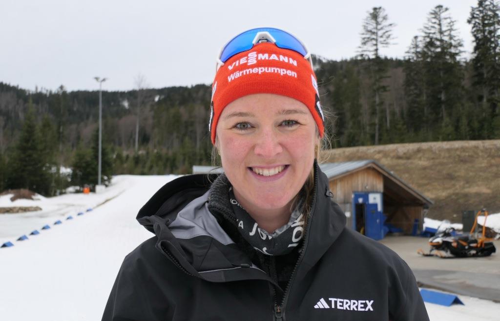 Eine Olympiasiegerin am Arber: Denise Hermann-Wick macht sich ein Bild ...