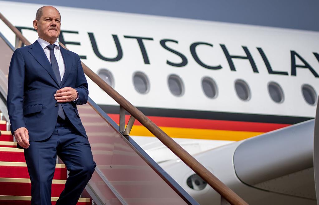 Laut Medienbericht: Mann trickst Personenschützer aus und umarmt Bundeskanzler Scholz