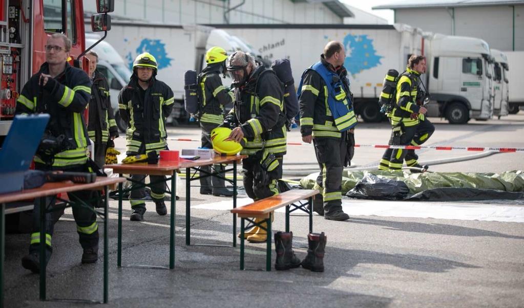 Großeinsatz wegen Leck in Thioglycol-Behälter bei Spedition im ...