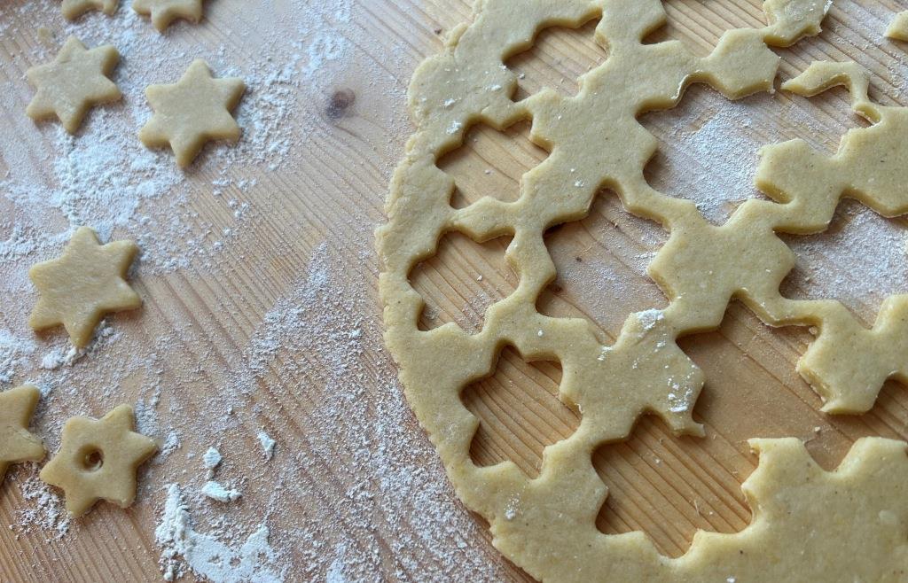 Vorsicht beim Plätzchen-Backen: Warum man nicht vom rohen Teig naschen ...