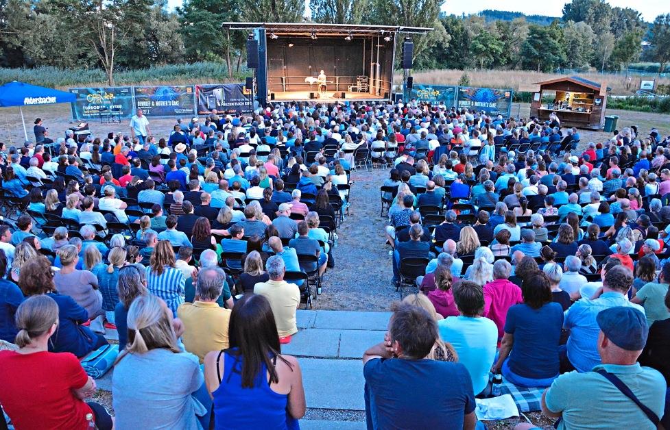 Musikkabarettistin Martina Schwarzmann begeistert in Pfarrkirchen 1200 Besucher im Theatron