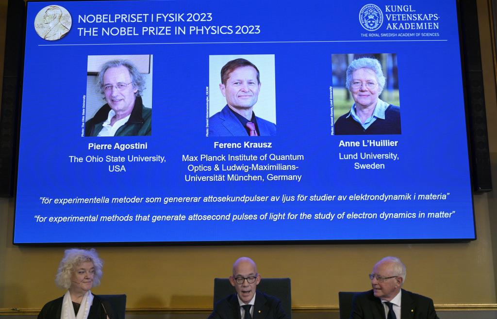 Ferenc Krausz vom Max-Plank-Institut unter drei Trägern des Physik ...