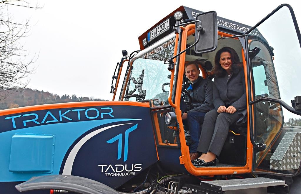Elektro-Traktor Tadus bekommt Straßenzulassung – Ministerin Kaniber ...