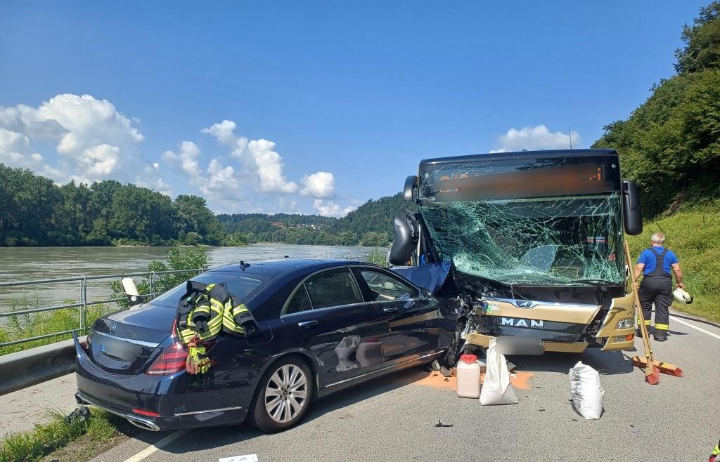 Unfall mit Bus auf der B388 bei Thyrnau: Fünf Verletzte