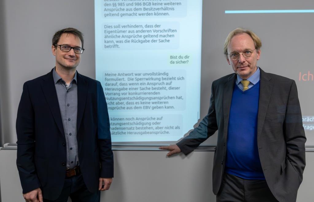 Professor vs. Chat-Bot: Passauer Jura-Professor siegt knapp gegen die KI