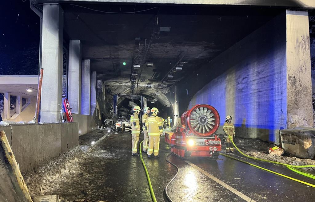 Schwerer Lkw-Brand in Tauernautobahn-Tunnel: Fotos zeigen die massiven ...