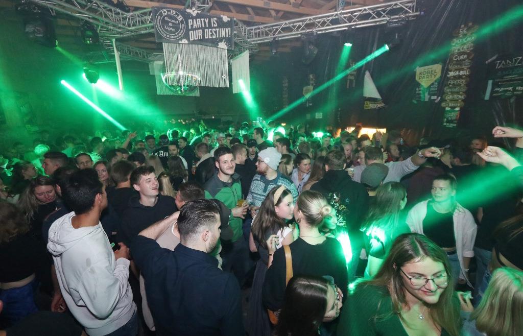 1300 Besucher bei „Tanz aus der Reihe“-Discoparty