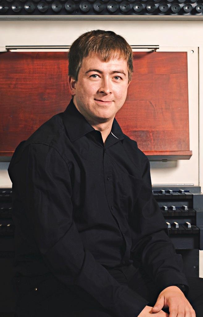 Bastian Fuchs spielt an der Mathis-Orgel