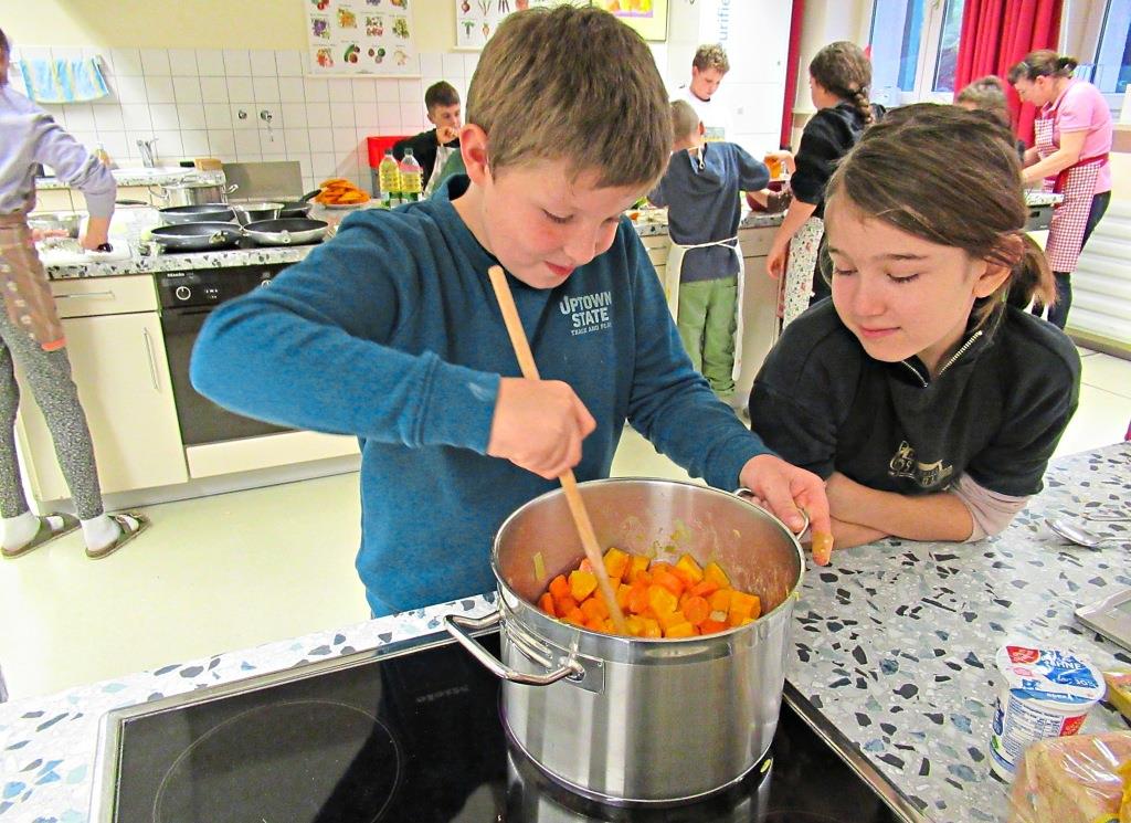 Grundschüler kochen herbstlich mit Maria Stadler