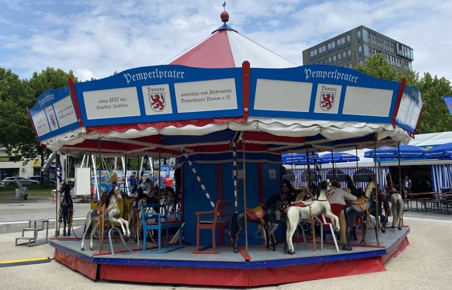 Drei Schläge und das Bier fließt: Oide Dult in Passau offiziell eröffnet