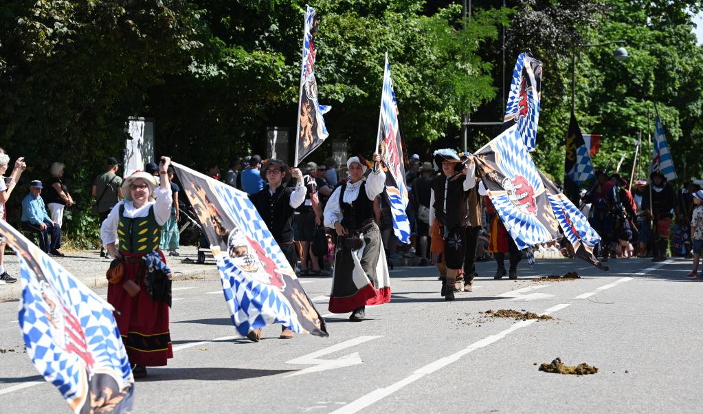 Burgfest-Auszug: 1500 Mittelalter-Freunde auf dem Weg durch Burghausen