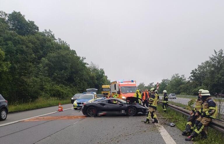 Unfall auf der A3 bei Windorf: Ferrari-Fahrer will überholen und gerät ins Schleudern
