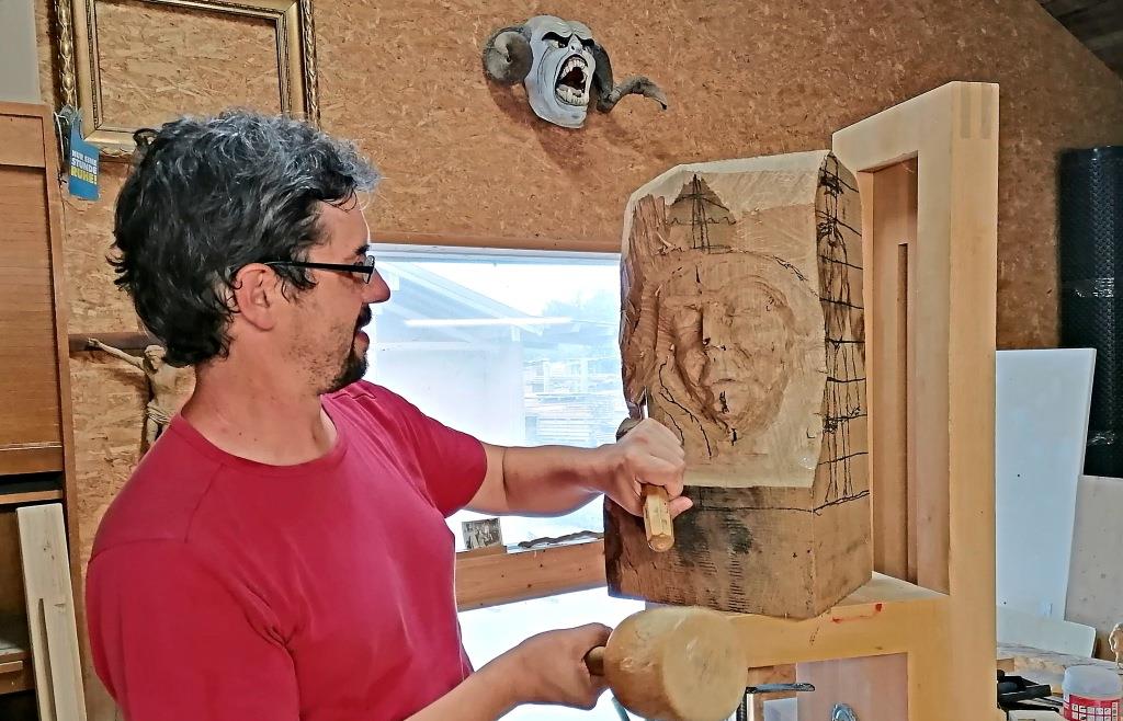 Bildhauer Mathias Schneider in seinem Atelier in Pertenstein auf den ...