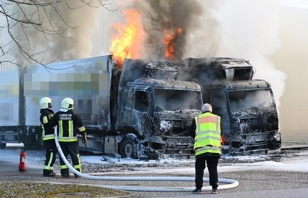 Zwei Lkw brennen vorm Edeka-Logistikzentrum in Straubing aus