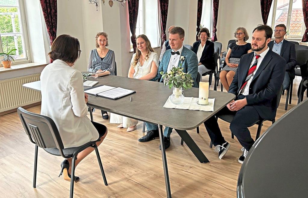 Sarah und Alex schließen im neu gestalteten Pidinger Trausaal den Bund ...