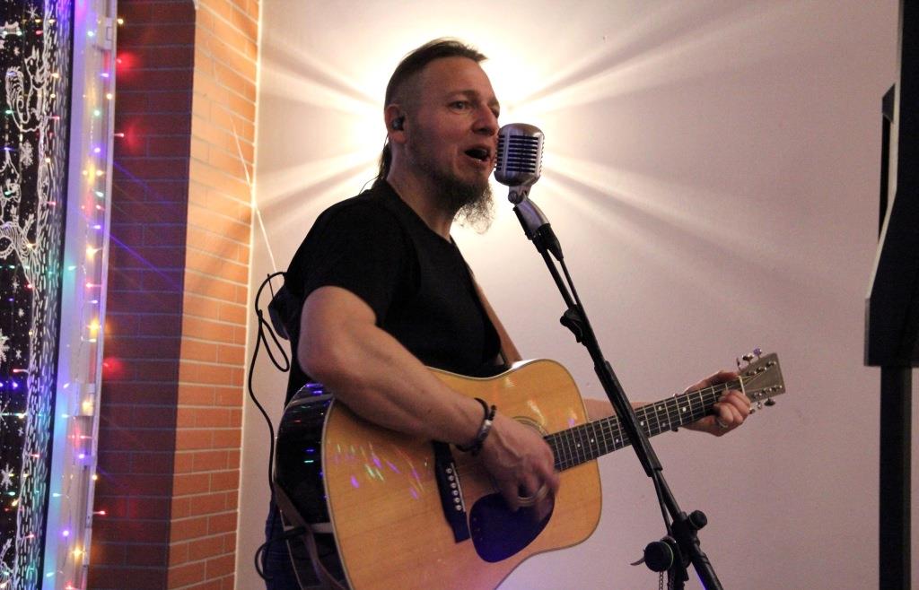 Quer durch Country, Folk und Rock: Roman Hofbauer „solo“ in Absdorf