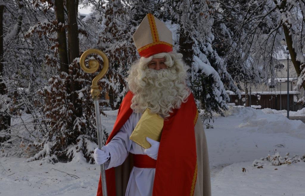 Markus Jakob ist an Nikolaus als Heiliger in Rot-Weiß in Plattling ...