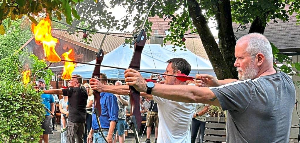 Mit (Brand-)Pfeil und Bogen