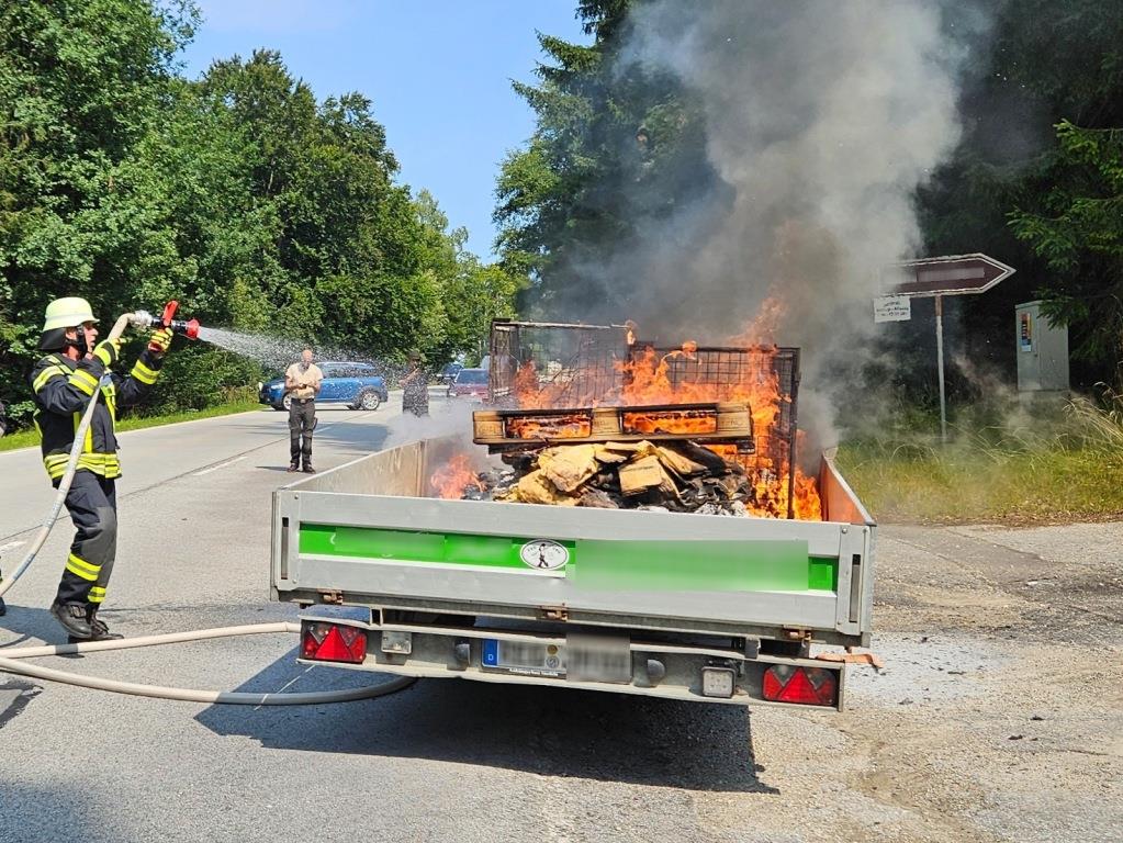 Während der Fahrt: Anhänger gerät auf der B85 bei Arnetsried in Brand