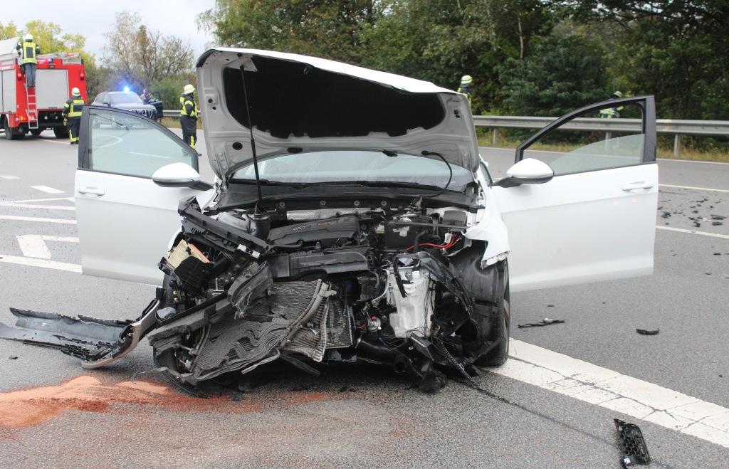 Zwei Personen nach Unfall auf der B85 bei Tiefenbach leicht verletzt
