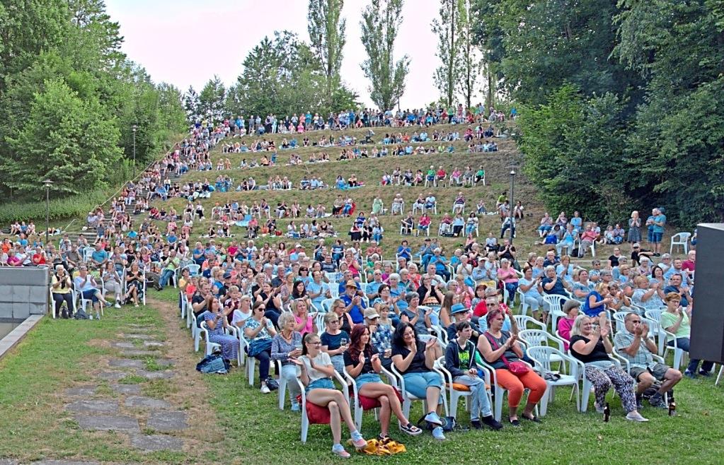 „Lausa“ füllen Amphitheater im Park