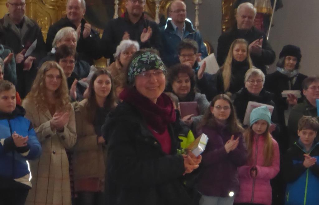 Viele Stimmen, warme Worte: So lief der Abschied von Kirchenmusikerin ...