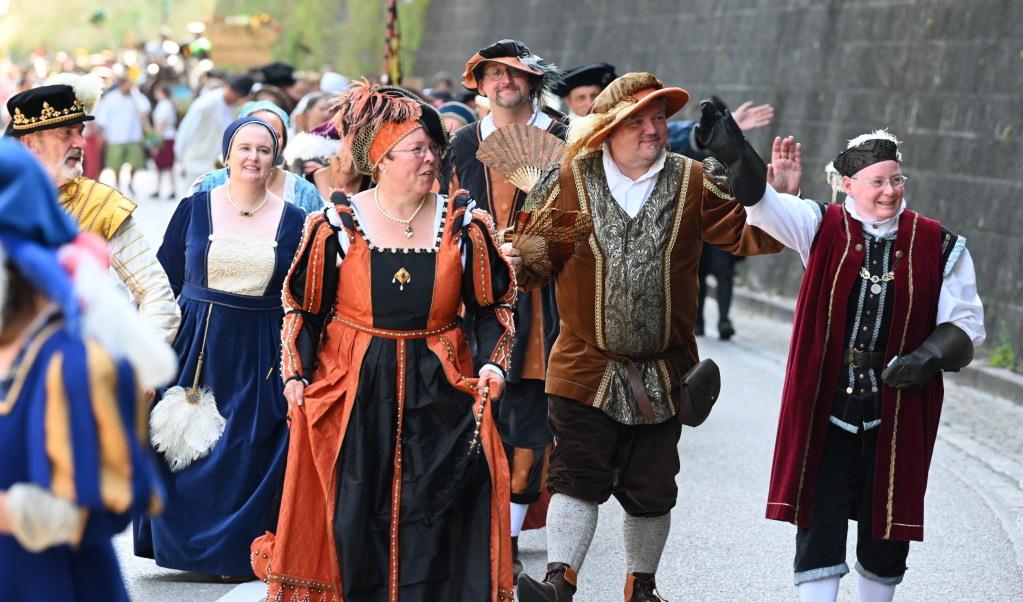 Burgfest-Auszug: 1500 Mittelalter-Freunde auf dem Weg durch Burghausen