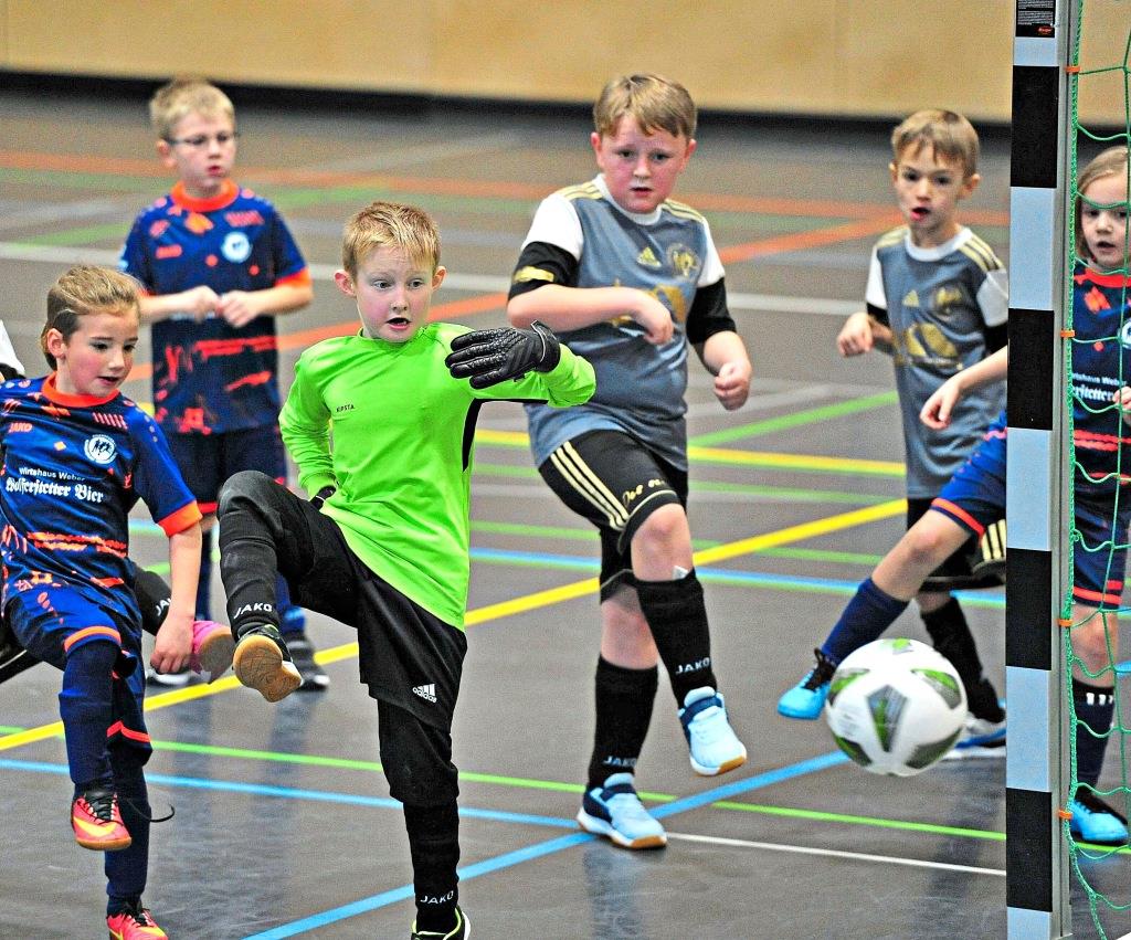 Fußball-Zwergerl mit riesigem Eifer bei der Sache