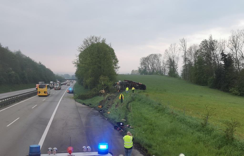 Lkw und Kleintransporter landen in Wiese: Vollsperrung der A3 wieder ...
