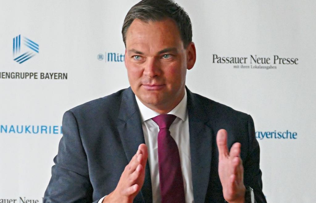 Landräte-Sprecher Gruber will Sozialleistungen für Asylbewerber kürzen