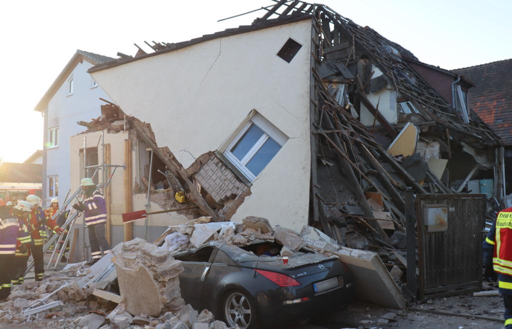 Haus in Baden-Württemberg stürzt nach Explosion ein: Mann unter Trümmern eingeschlossen