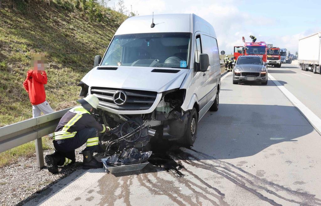A94 nach Unfall mit Sprinter gesperrt: 25-Jähriger schleudert mit Wagen ...