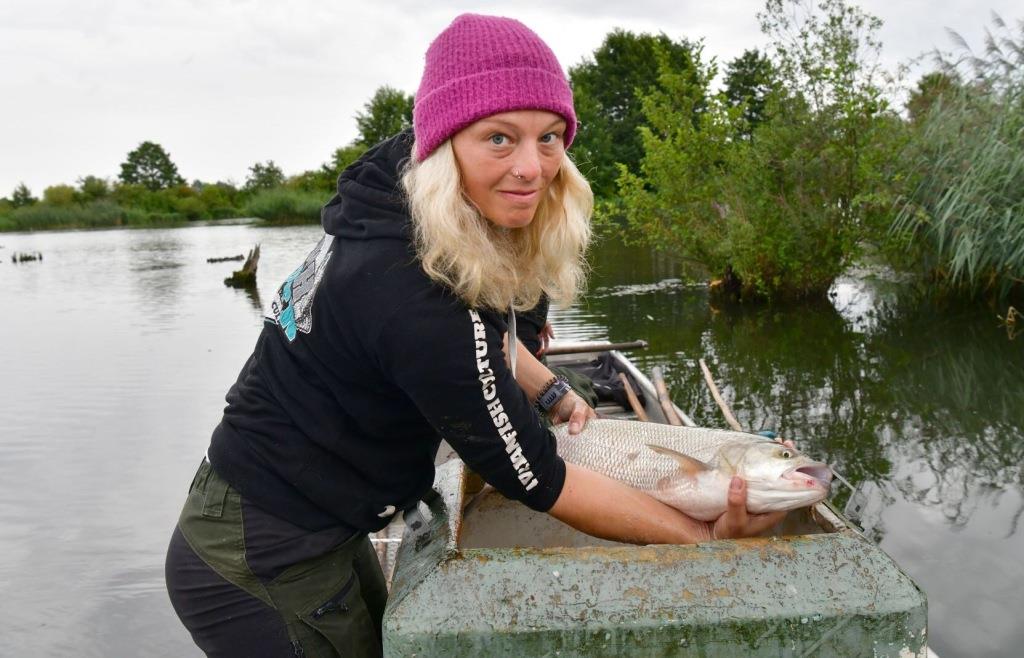 Brachsen, Hecht und Frauenpower: Unterwegs mit Fischerin Katharina Mayer