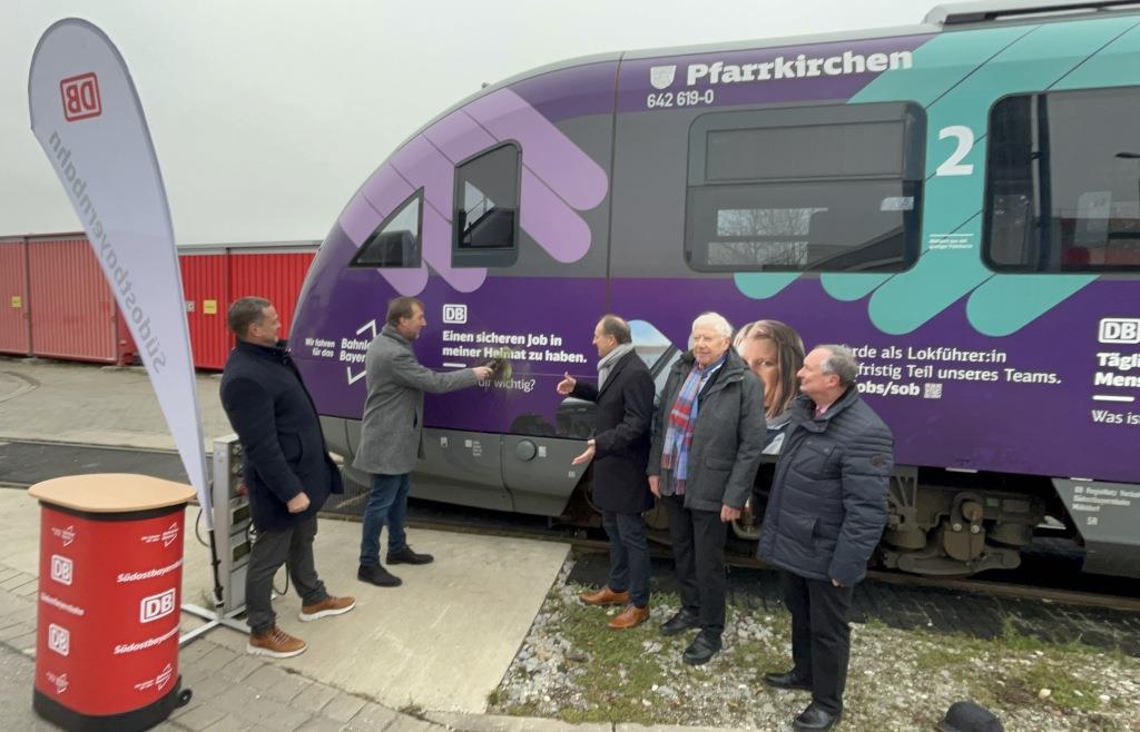 Bürgermeister Beißmann tauft Zug auf den Namen „Pfarrkirchen“