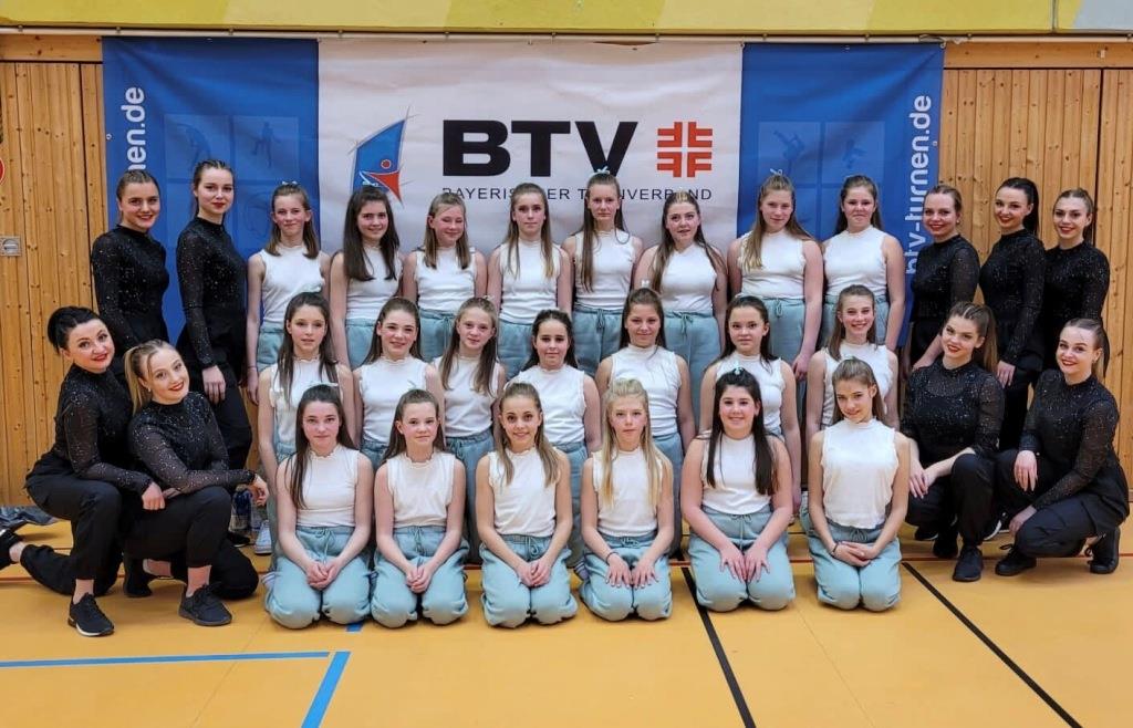 Zwei Pokale für die Tanz-Mädls