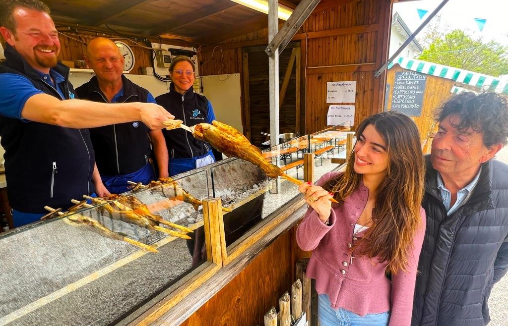 Eggenfeldens Bürgermeister Biber als Grillmeister auf der Gerner Dult