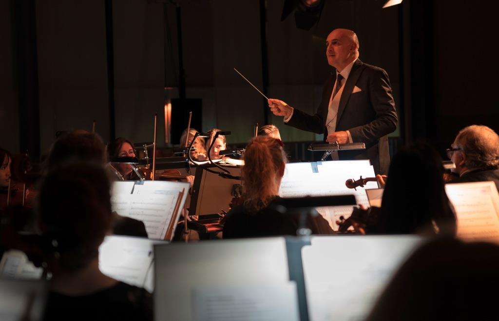 Dirigent Peter Wesenauer hat Orchester und Publikum in der Hand