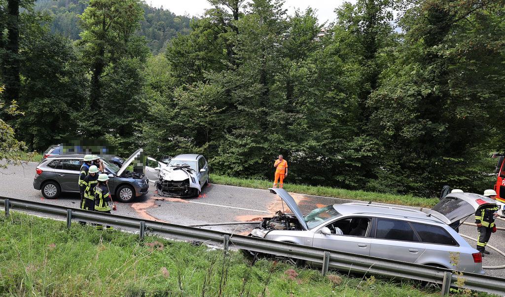 Vier Autos kollidieren auf B21 bei Bad Reichenhall: Drei Verletzte